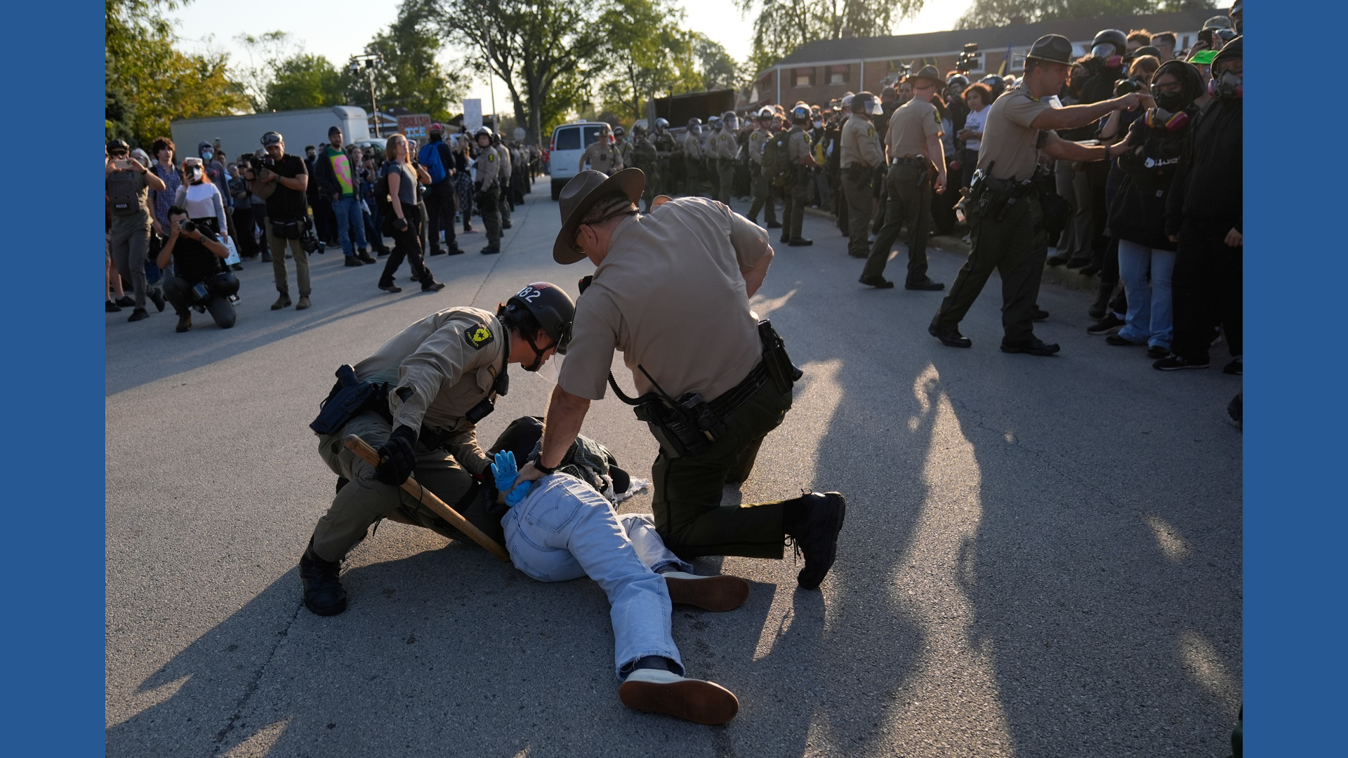 Noem visits Chicago area ICE facility as agents detain multiple ...