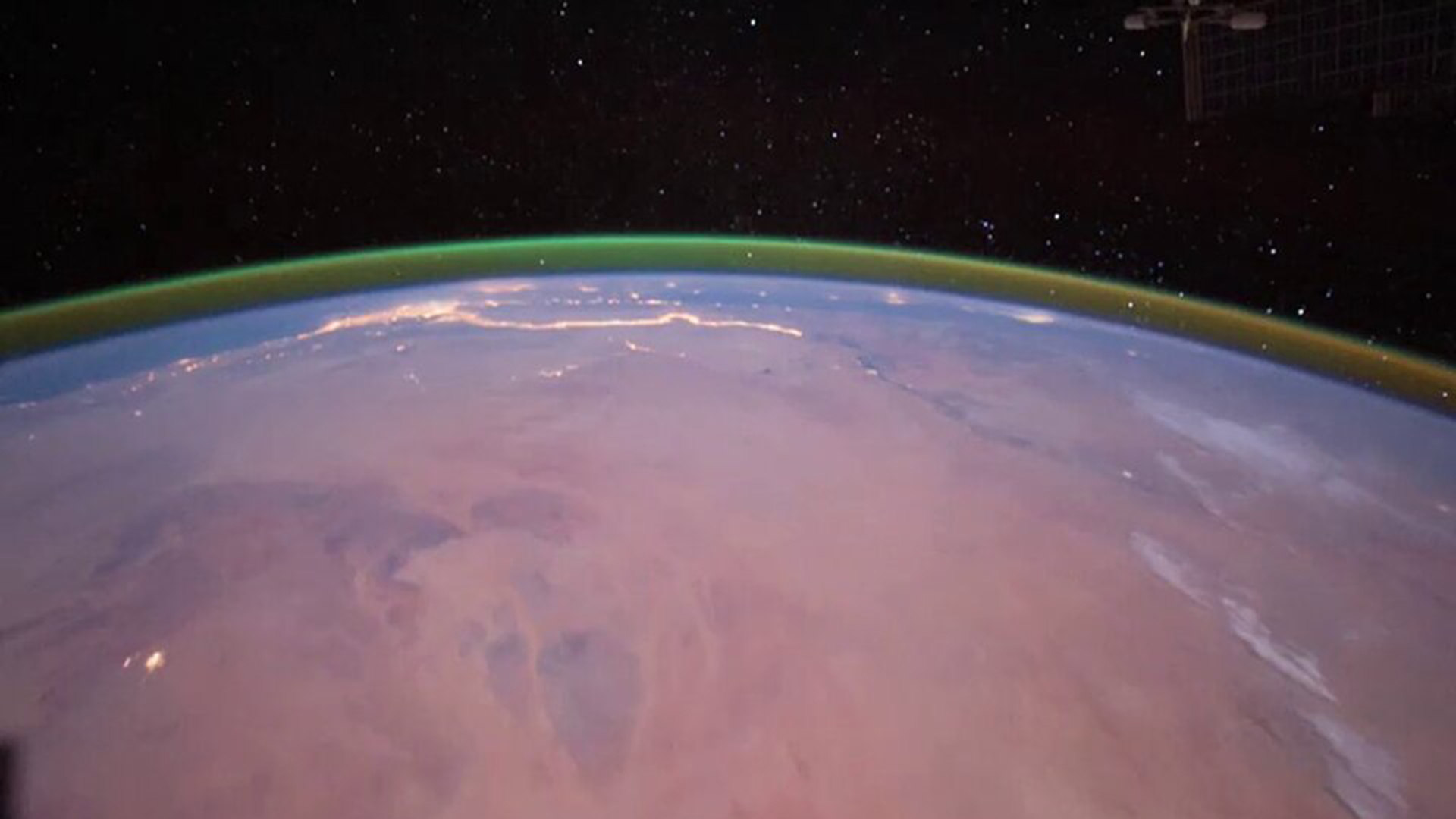 Mars has a green glow, spotted for 1st time anywhere but Earth ...