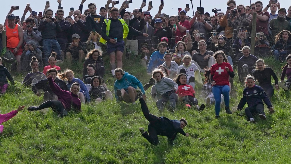 American man wins chaotic UK race chasing cheese down a hill ...