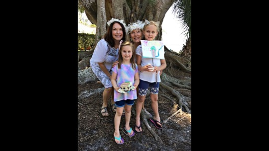 Woman marries 100-year-old tree in hopes of saving it from being cut ...
