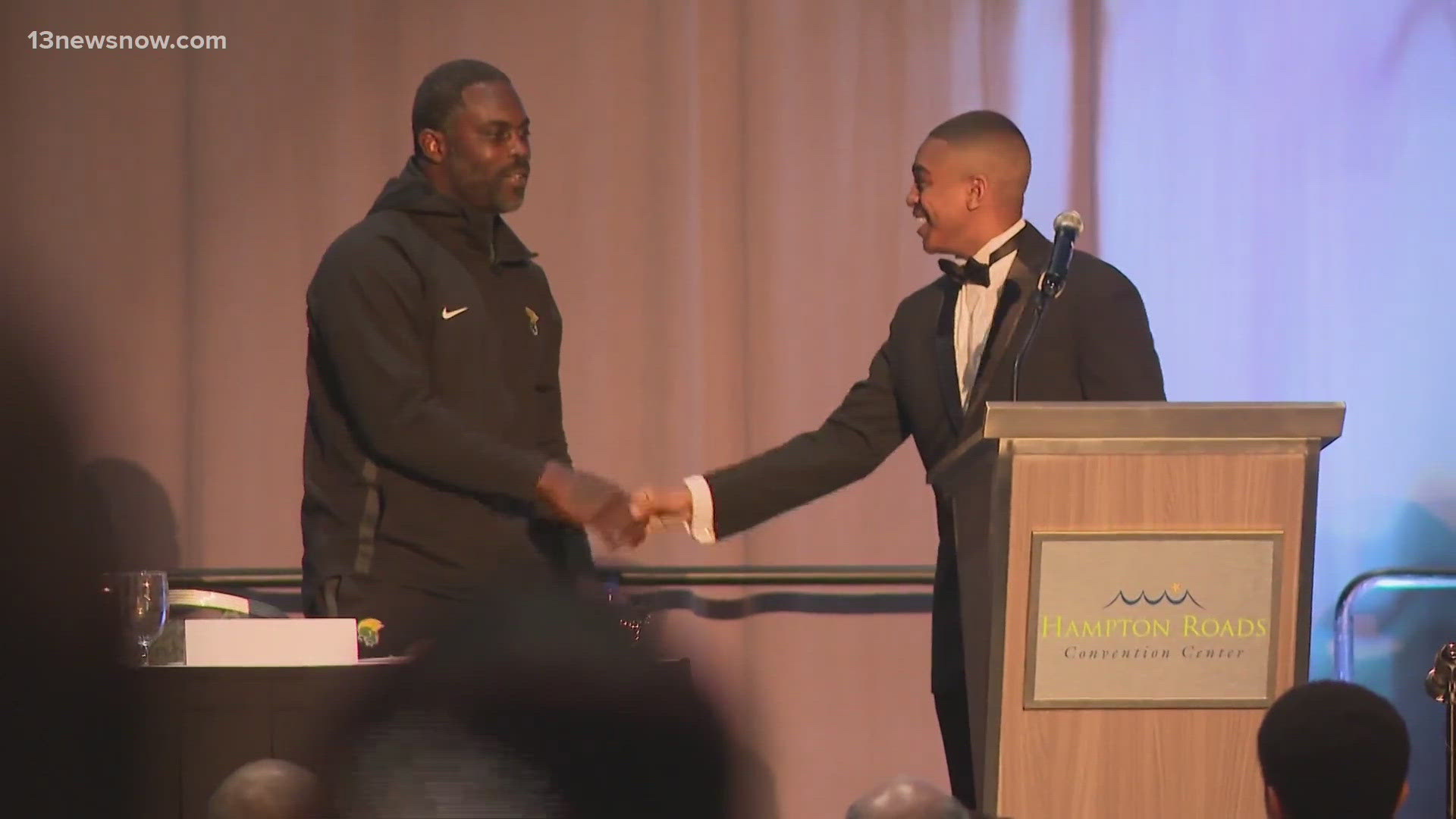Michael Vick honored by 100 Black Men of Virginia Peninsula | 13newsnow.com