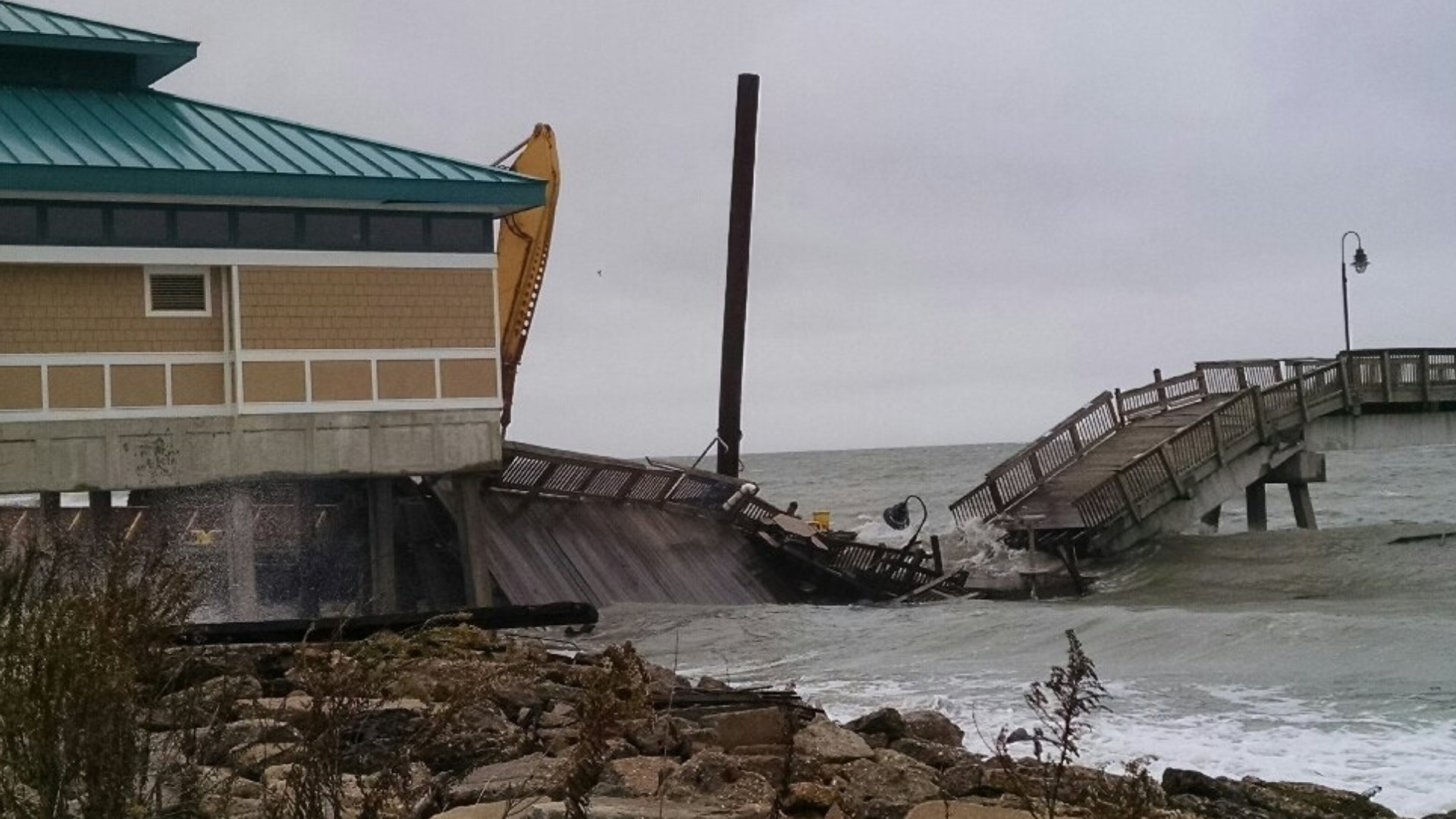 Buckroe Fishing Pier collapses after a loose barge crashes into it ...