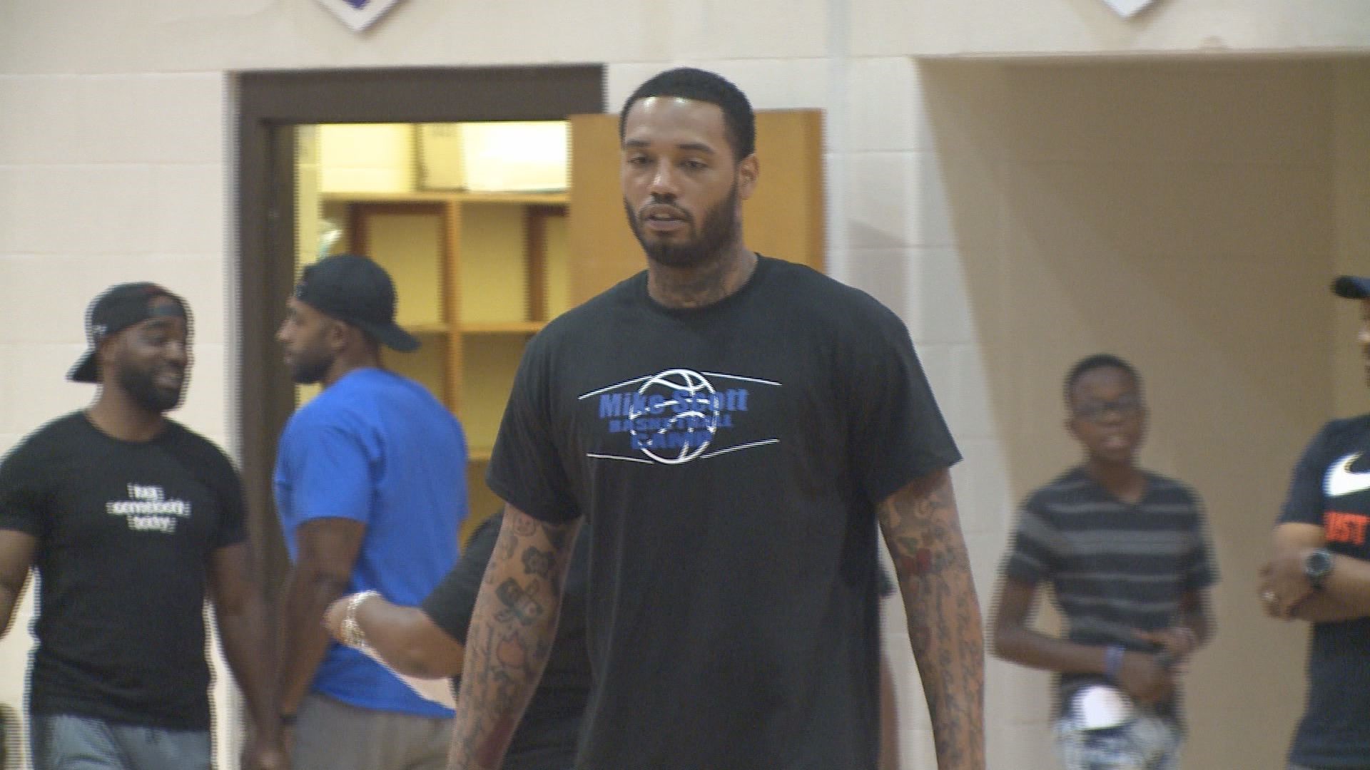 NBA player and Hampton Roads native Mike Scott gives back to local ...