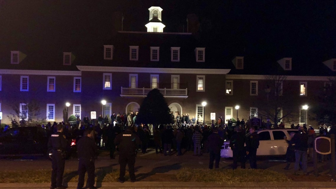 Virginia Beach City Hall overflows with crowd supporting Second ...