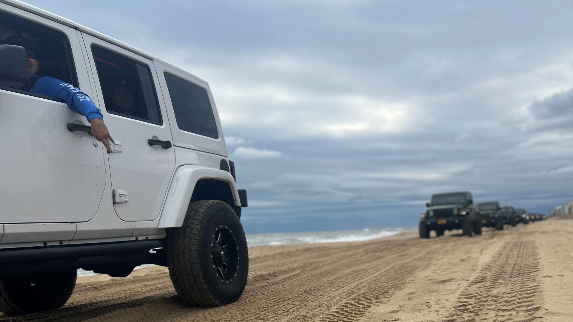 Hundreds of Jeep drivers cruise on the beach for inaugural ‘Jeep Fest ...