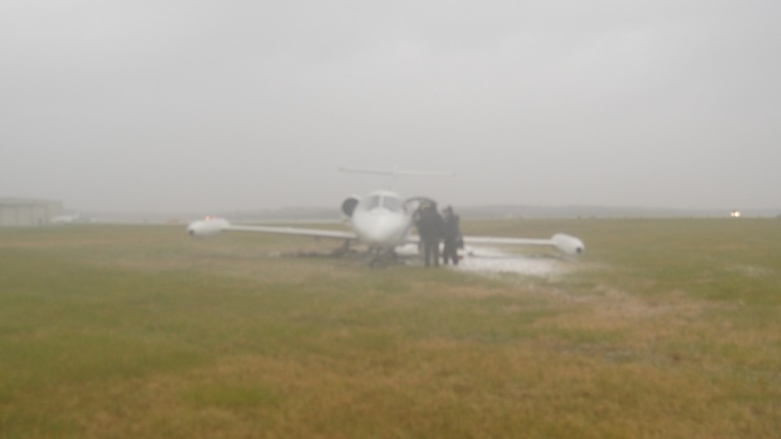 Plane skids off runway at Newport News/Williamsburg Int'l Airport ...