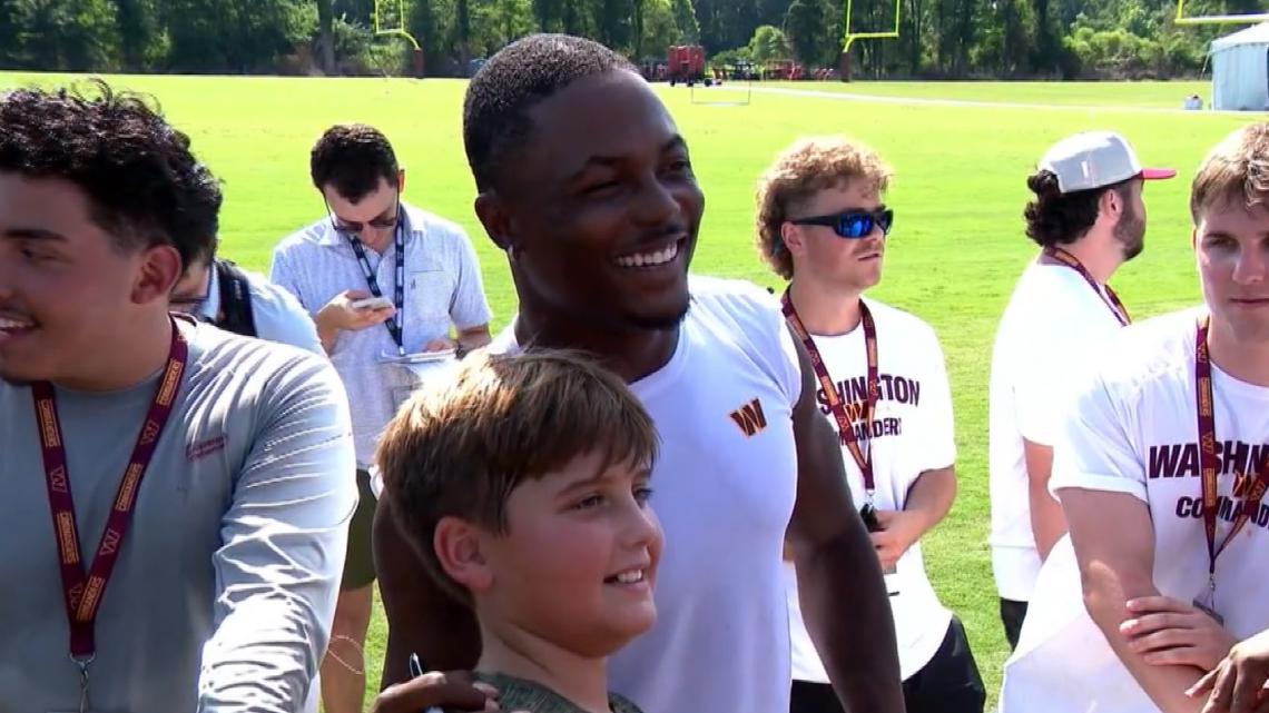 McLaurin draws cheers, brushes away talk of contract as Commanders hit ...