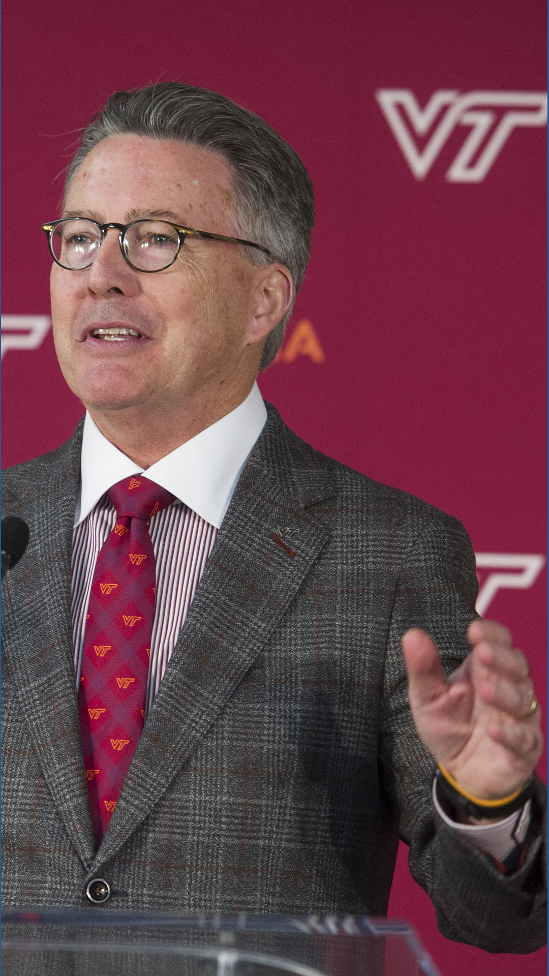 Virginia Tech President Tim Sands announces plans to step down after 12 ...