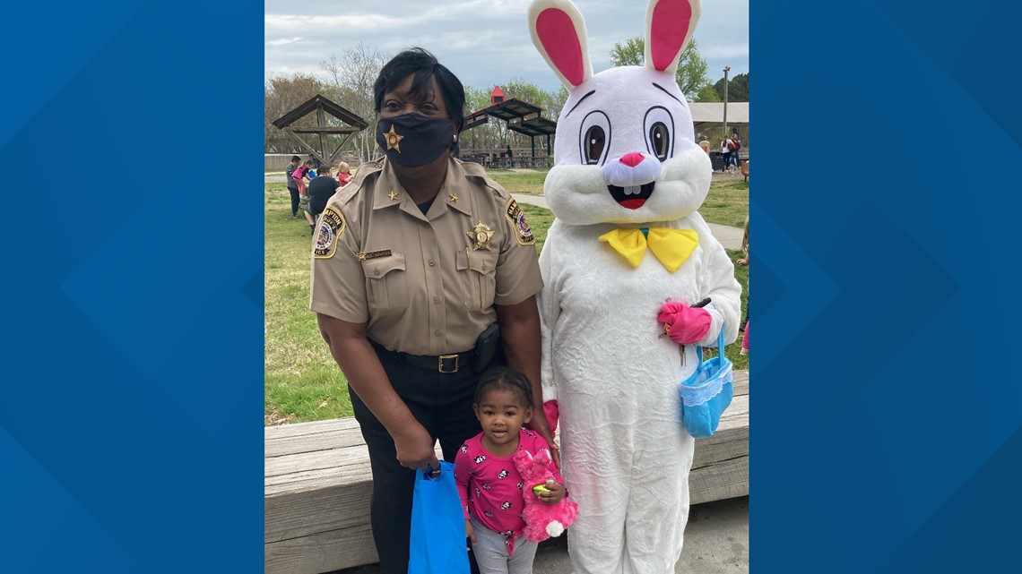 Deputies in Hampton surprise kids with Easter Bunny | 13newsnow.com