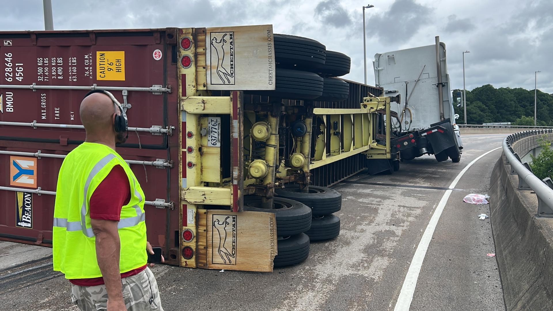 Tractor-trailer overturns on I-564 in Norfolk | 13newsnow.com