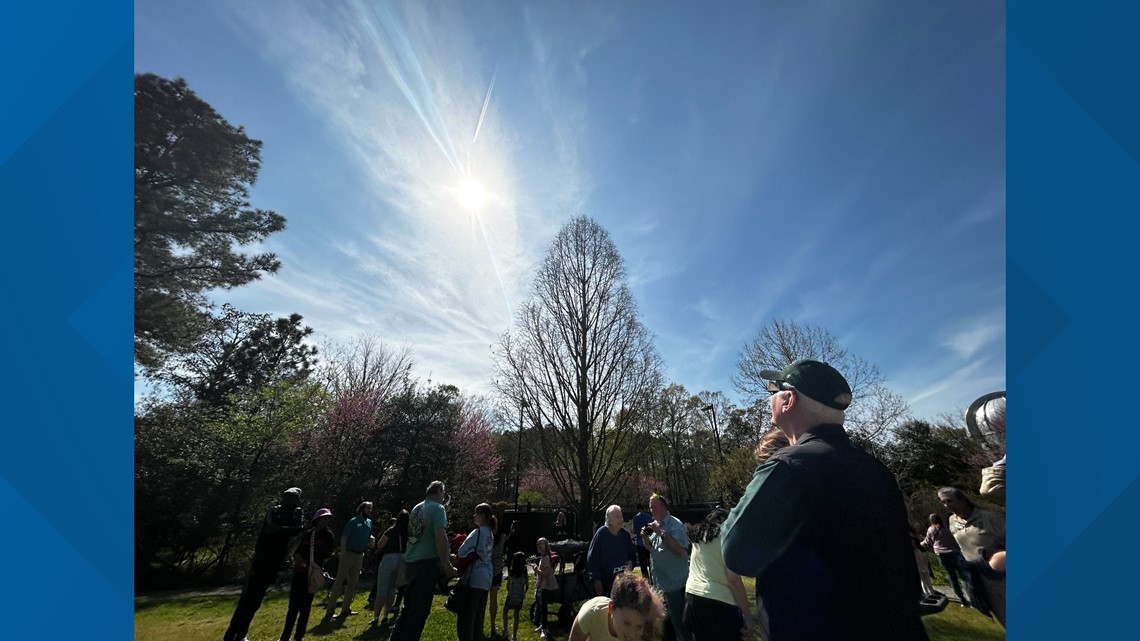 Scores of spectators watch solar eclipse at Virginia Living Museum ...