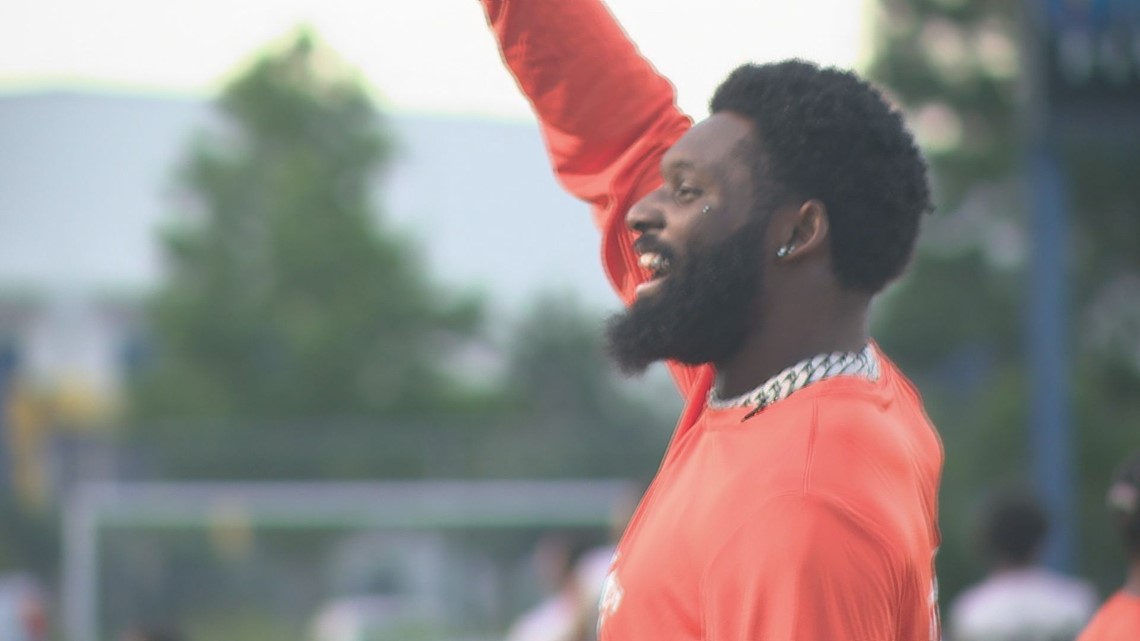 Eagles defensive end Josh Sweat hosts first ever youth football combine ...