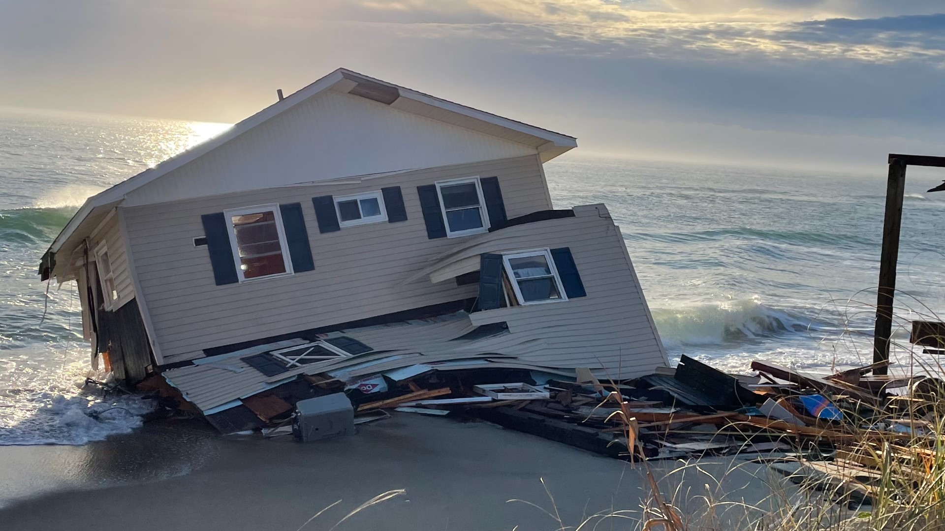 House Collapse in Rodanthe on Outer Banks | 13newsnow.com